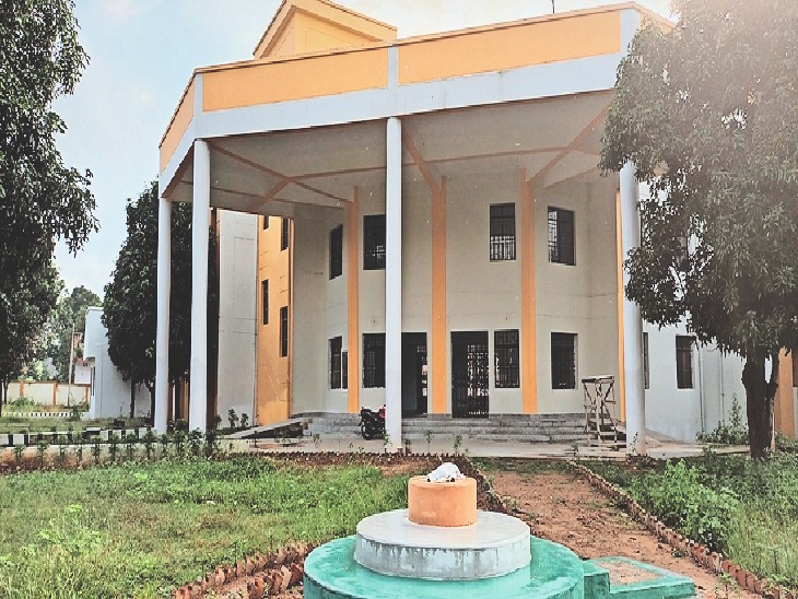 Despite the building, 2300 girl students are studying in a two-room ...