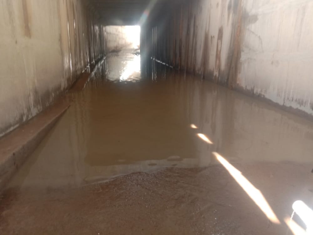 Water filled in rail underpass planted in Auraiya | औरैया में बिझाई रेल ...