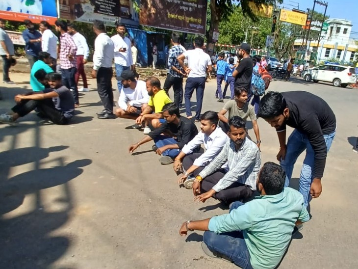 Protested at Sagar's civil line crossroads by raising slogans, accusing ...