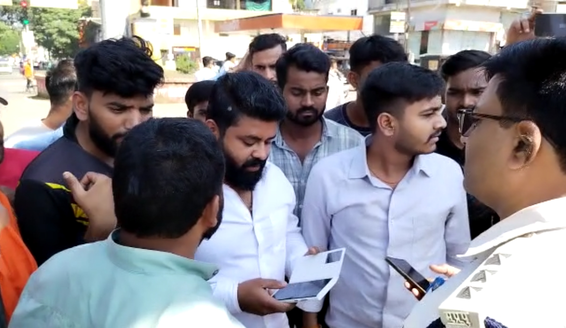 Protested at Sagar's civil line crossroads by raising slogans, accusing ...