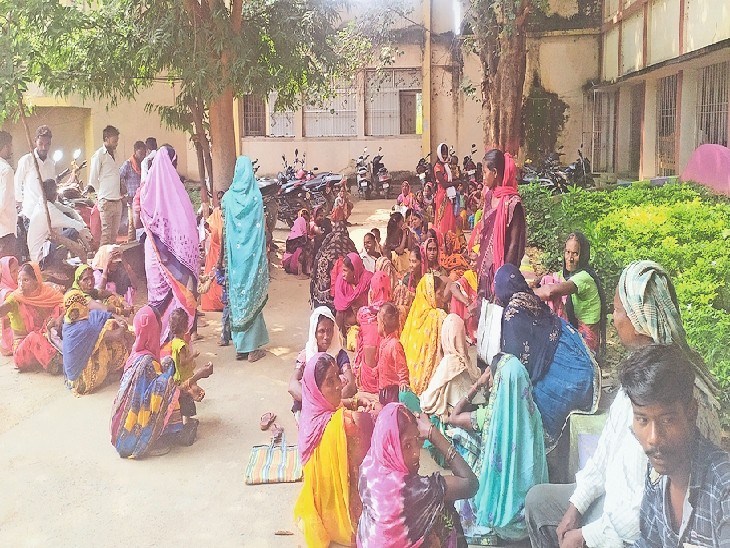 Crowd of villagers, assurance of solution; The DC of Garhwa listened to ...