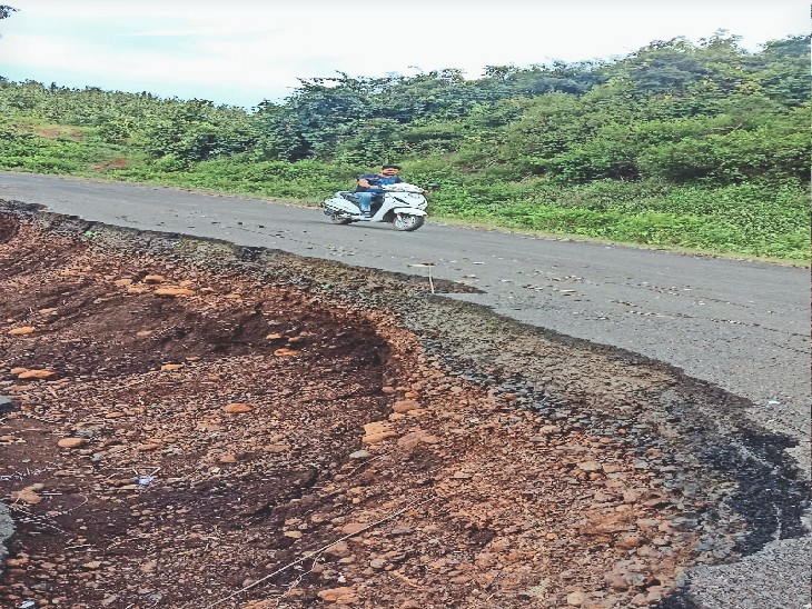 The old road of Ghat section of NH 69 collapsed, fell in half a ditch, | खंभे हुए तिरछे: एनएच 69 ...
