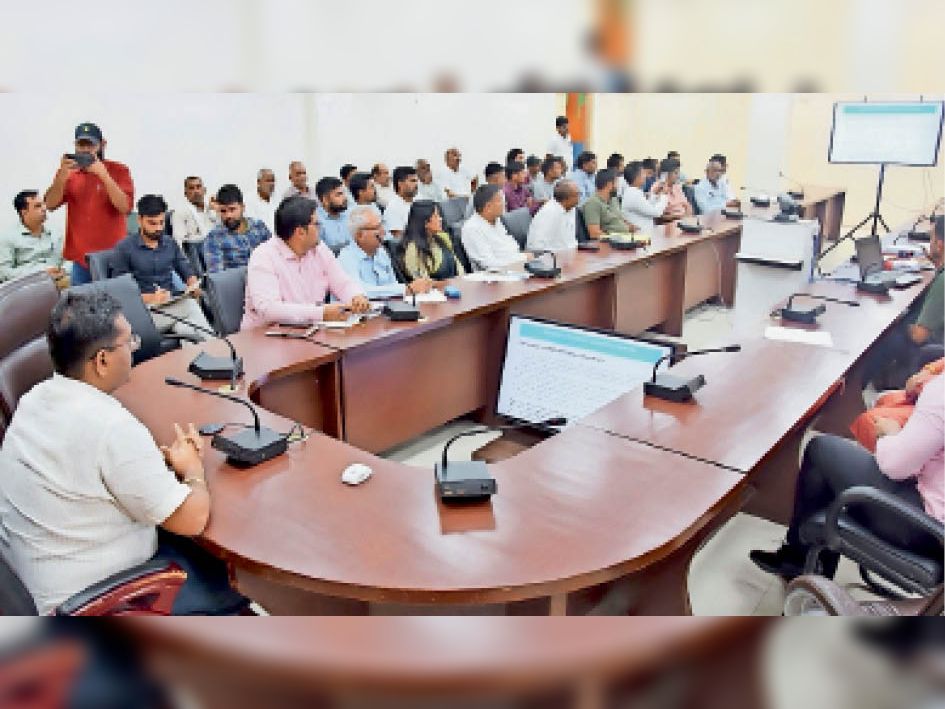 The officials told through the presentation the plan of pollution ...