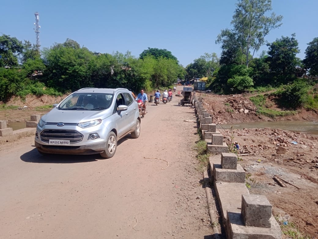 Movement of four-wheelers started from the bridge built on the Hath ...