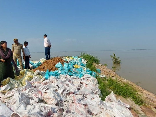 Saryu river in Ballia eager to touch the highest point | बलिया में सरयू ...