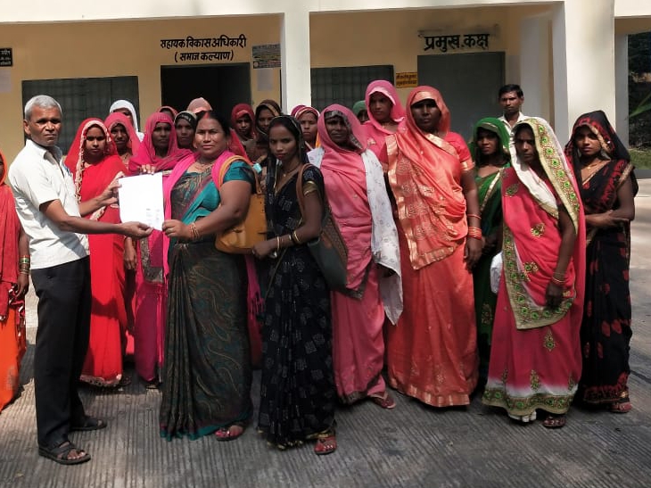 In Fatehpur, the women of Gulabi Gang Democratic gave a memorandum to ...