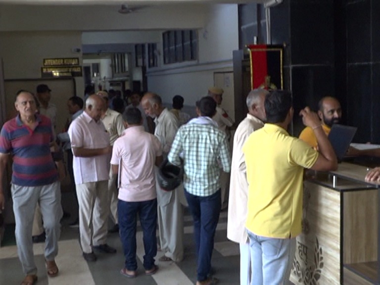 Panchayat elections, crowd for police verification in Narnaul ...