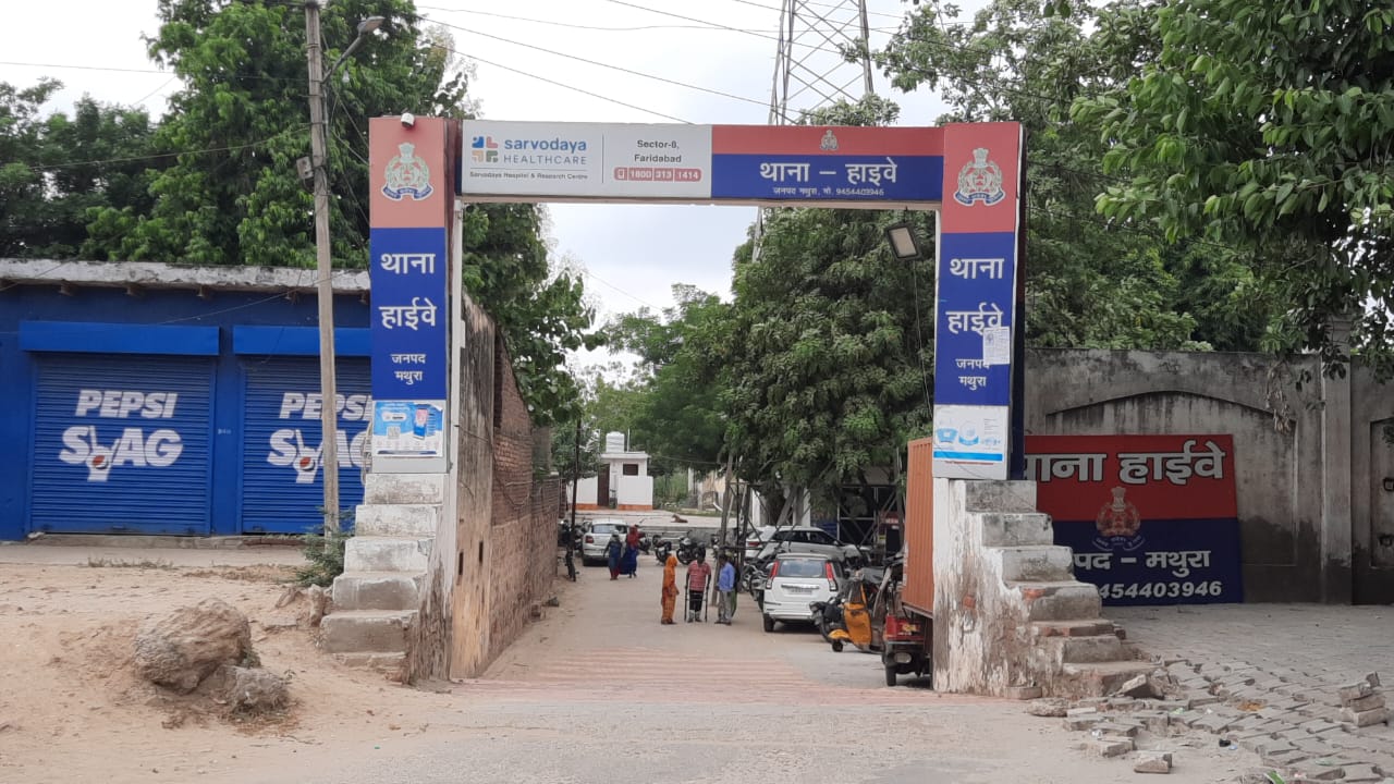 Theft in four shops in Thana Highway area | मथुरा में 4 दुकानों में ...