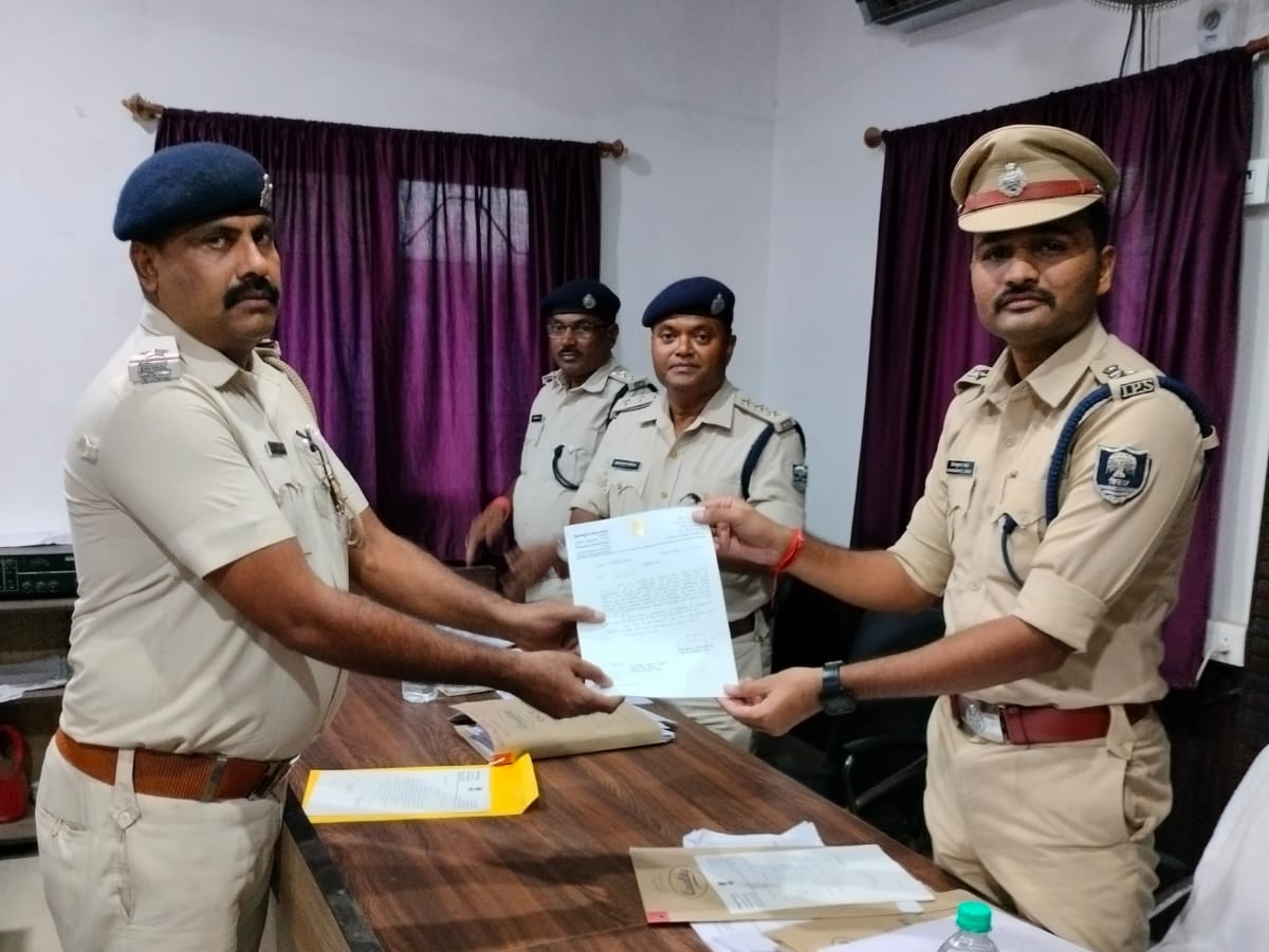 Police officers and personnel honored in Bagaha, Received honor for ...