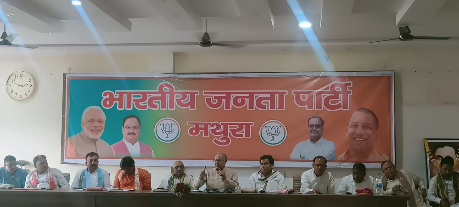 BJP held a meeting regarding civic elections in Mathura, MLA Mahesh ...