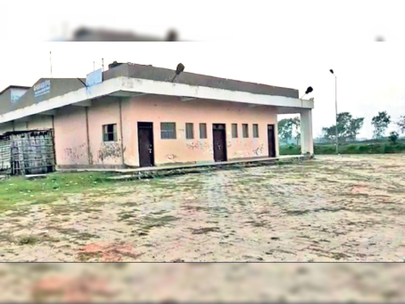 Sitamarhi's Belsand government bus stand turned into ruins, passengers ...