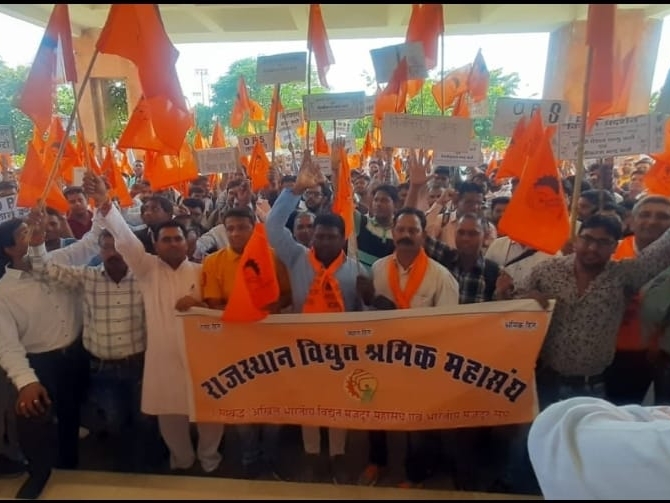 The employees of the Falna Electricity Department gave a memorandum to ...