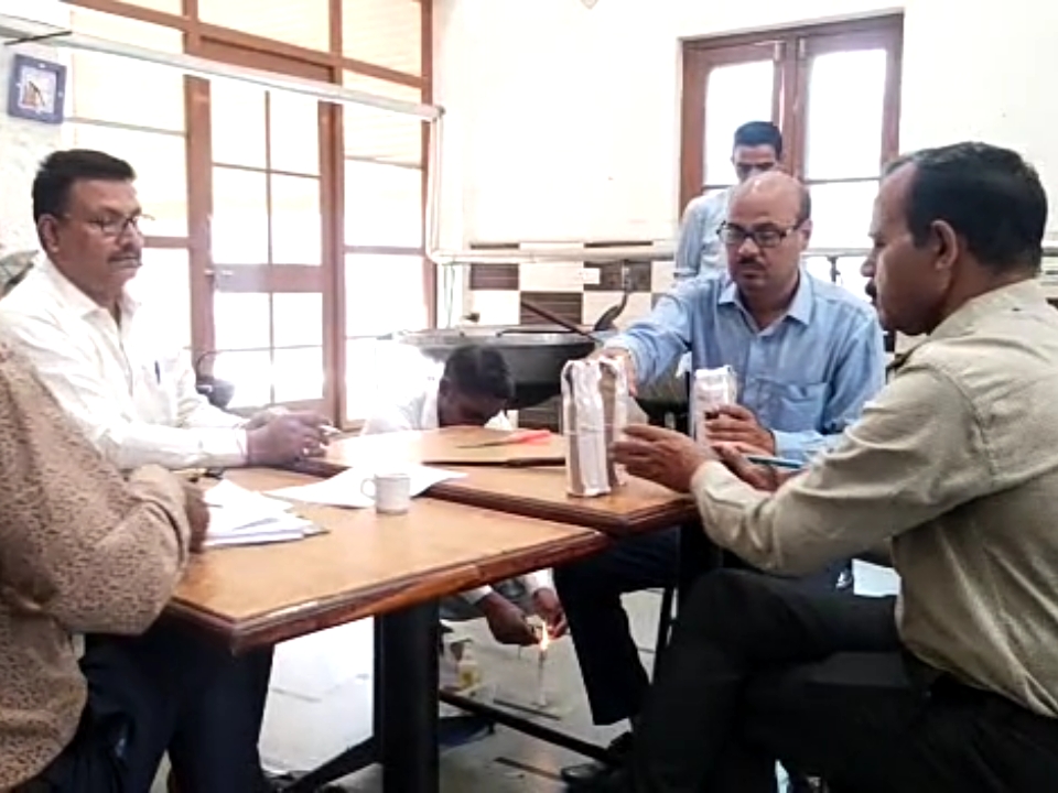 टीम ने 2 जगह की निरीक्षण की कार्रवाई, मावा और कलाकंद के भरे सैम्पल ...