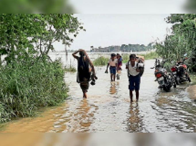 Due to the rise in the water level of the Ganges, many villages became ...