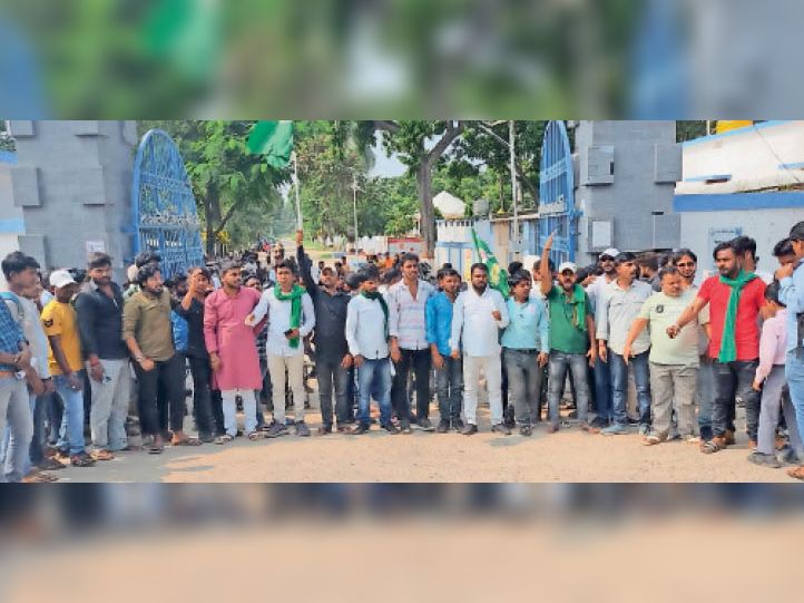 Student RJD jammed the main gate of the university for four hours due ...