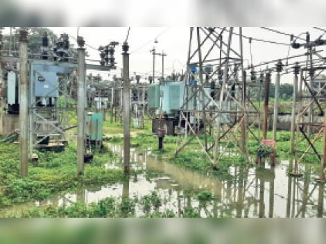 Due to the rise in the water level of the Ganges, many villages became ...