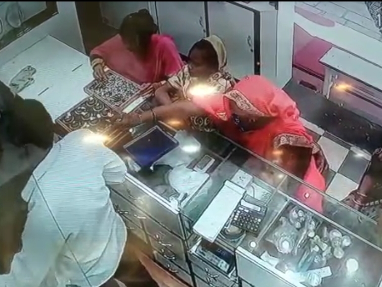 The cleanliness of the hand seen in the jewelry shop of Nagod, the gold ...