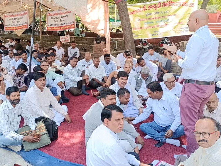 In Hisar, employees staged a sit-in on the mini secretariat | हिसार में ...