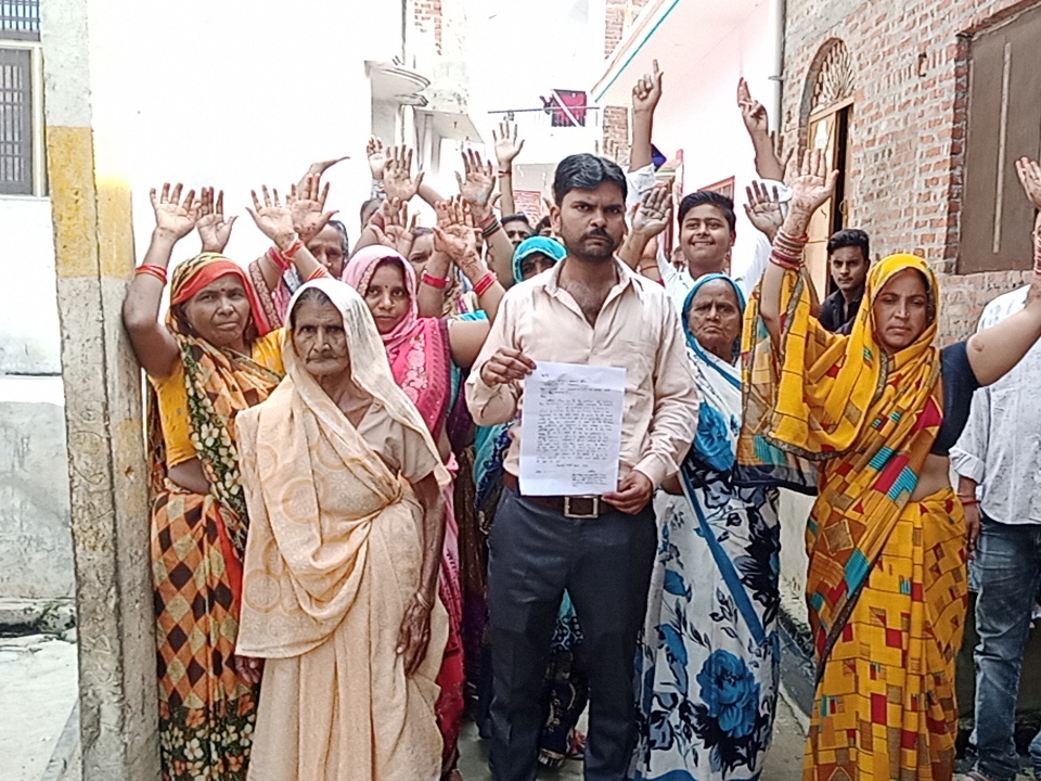 Demonstration in angry townspeople, complained to the Deputy District ...