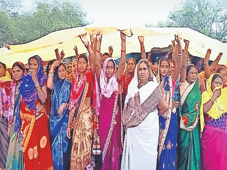 Villagers came out on the road to name the tehsil as Deoribangla ...