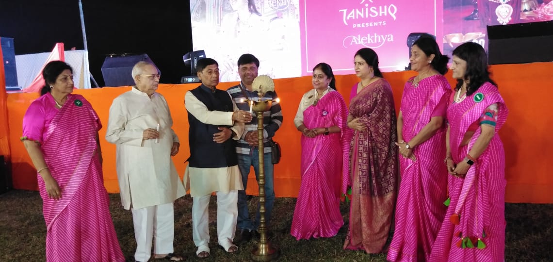 Colors of joy scattered in cultural program, crowd of buyers gathered ...