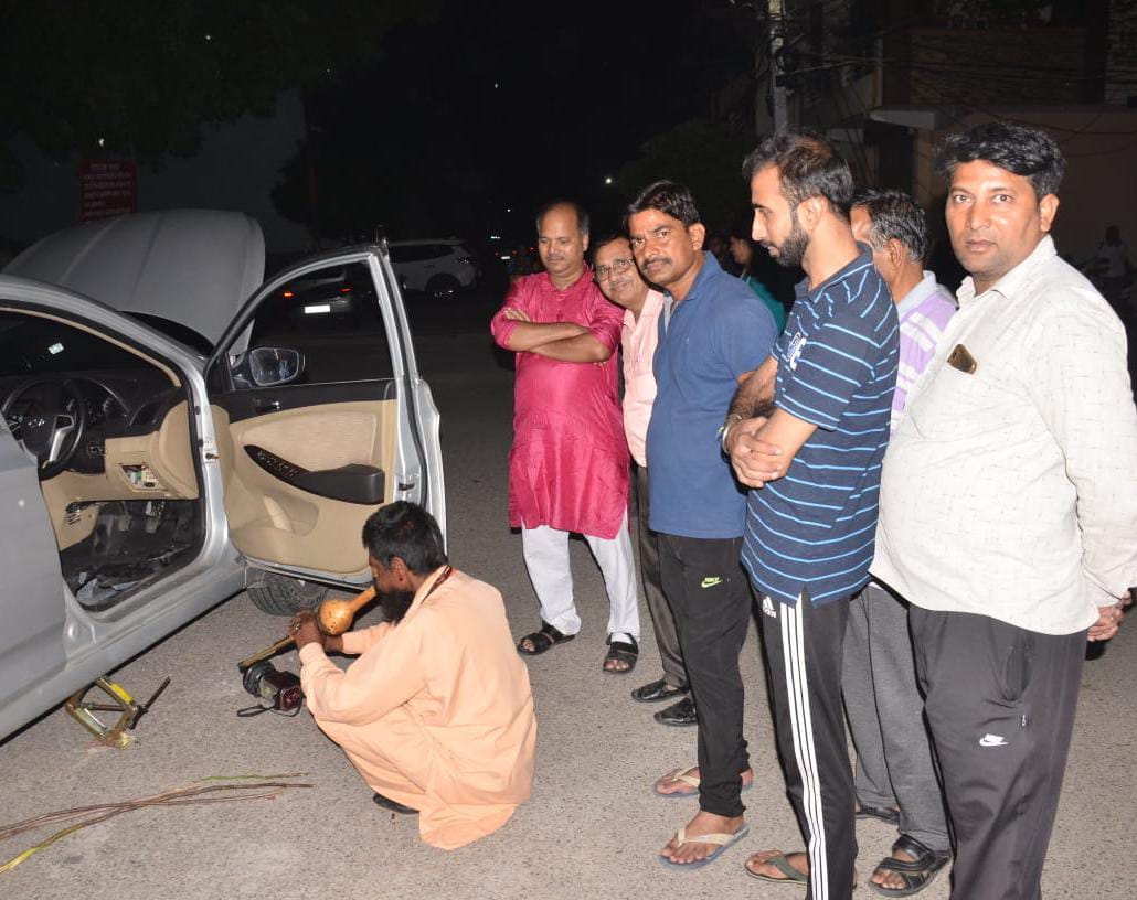 The whole family was in panic in Meerut, the snake charmer had to be called to catch the snake ...