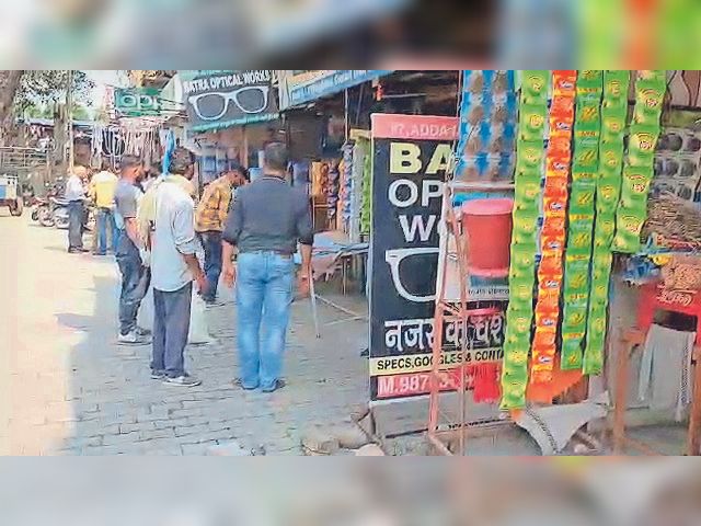 The city council did the marking outside the shops of Adda Market and ...