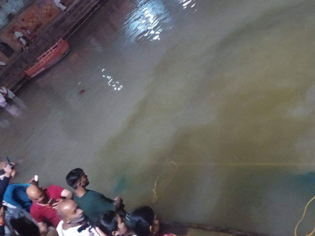 The water of Radha-Krishna Kund in Govardhan turned white People are ...
