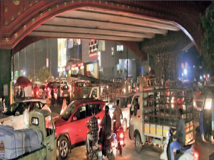 Jam due to lack of signal under Devendranagar flyover and signal in ...