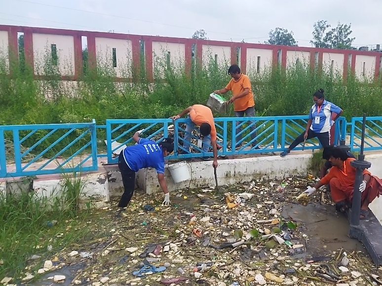 Cleanliness drive launched in Khurja The members of the social ...