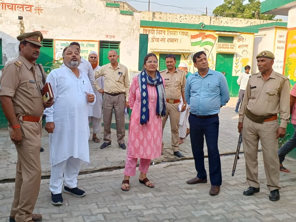 SDM and other officers reached the spot in Baghpat, people had ...