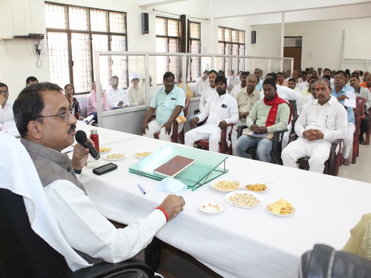 Azamgarh DM held a meeting with the officials | आजमगढ़ DM ने की ...