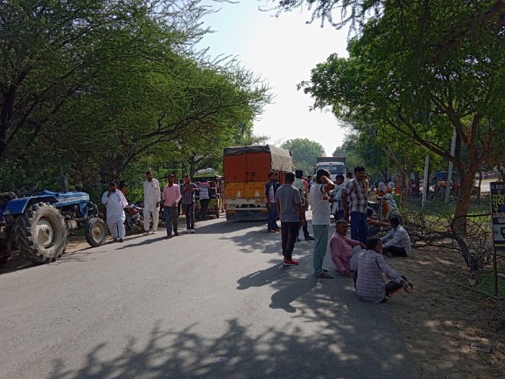 People of Lajpat Nagar, upset due to sewer overflow, jammed the Tosham ...