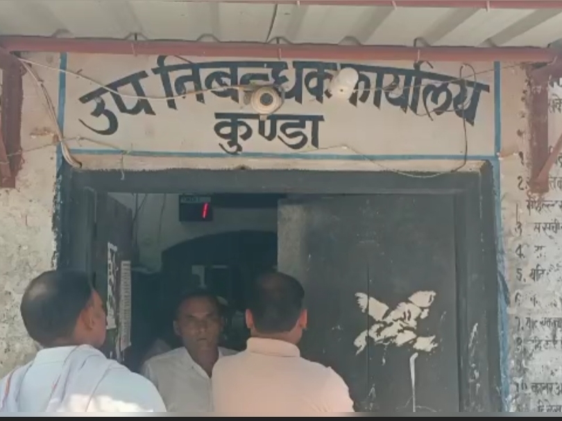 Case between advocates and sub registrar in Kunda, angry advocates lock ...