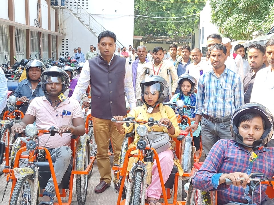 Jamui DM gave electric cycles and helmets to the differently-abled ...