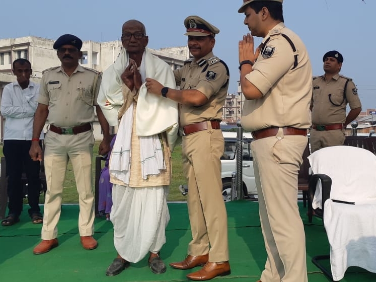 शहीद दरोगा वीरेंद्र पासवान के पिता को डीआईजी ने किया सम्मानित | Police Remembrance Day ...