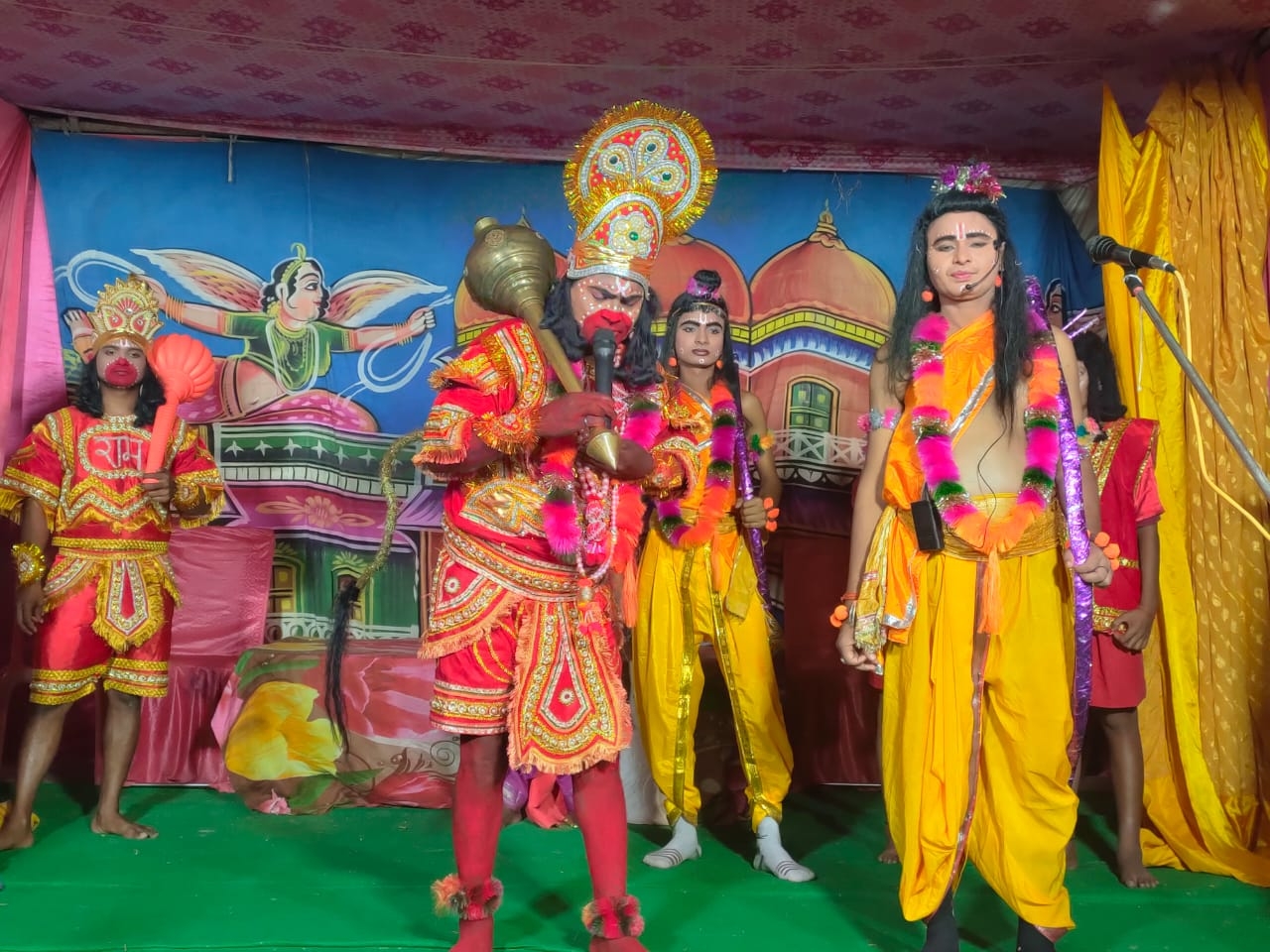 Ramlila being staged in Rupinpur of Jaisinghpur People gathered to ...