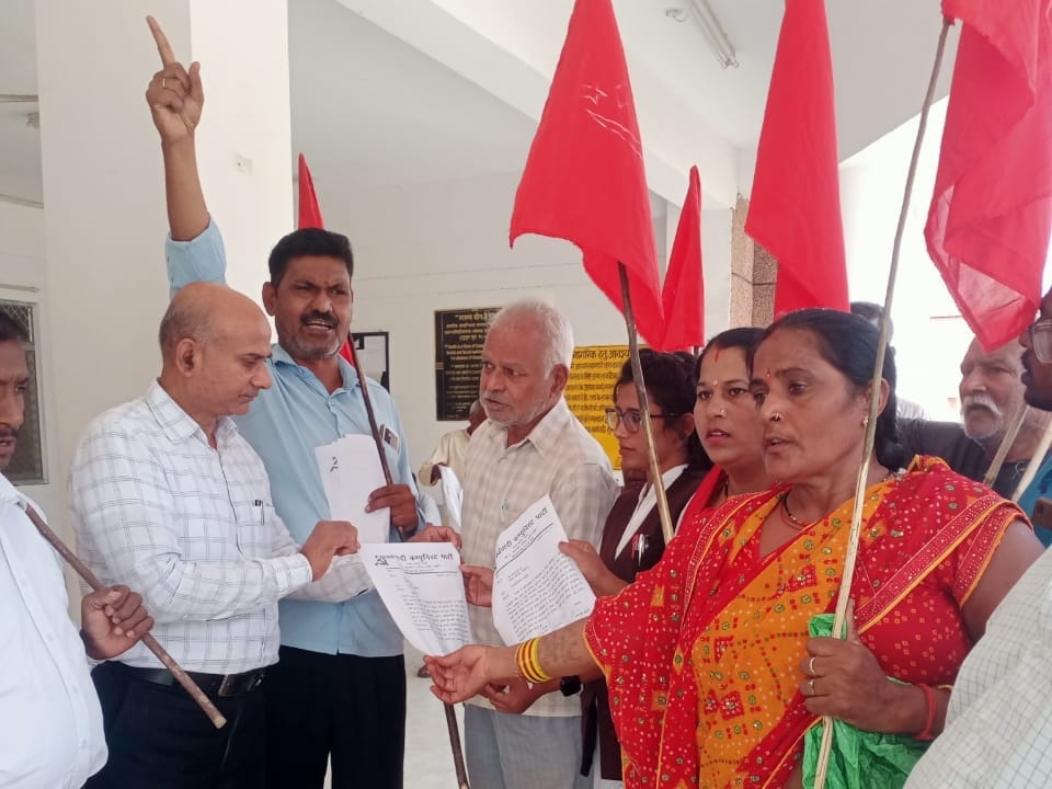 CPI(M) protest at DM office in Basti | बस्ती में माकपा का डीएम कार्यालय ...