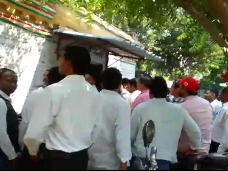 Case between advocates and sub registrar in Kunda, angry advocates lock ...