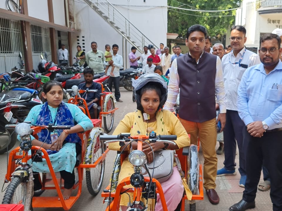 Jamui DM gave electric cycles and helmets to the differently-abled ...