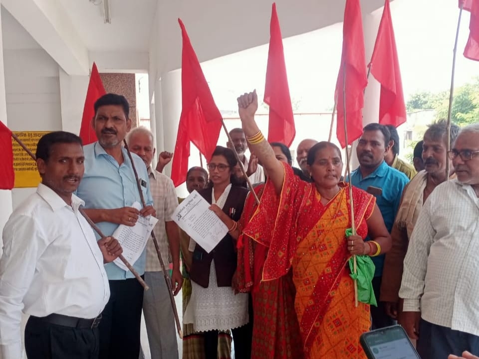 CPI(M) protest at DM office in Basti | बस्ती में माकपा का डीएम कार्यालय ...