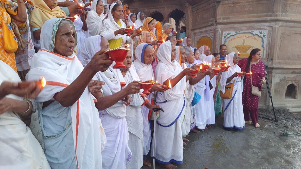 Destitute and widowed mothers celebrated Diwali in Vrindavan | विधवा ...
