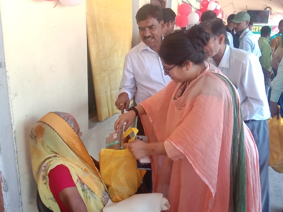 DM celebrated happiness with old people in Basti | बस्ती में डीएम ने ...