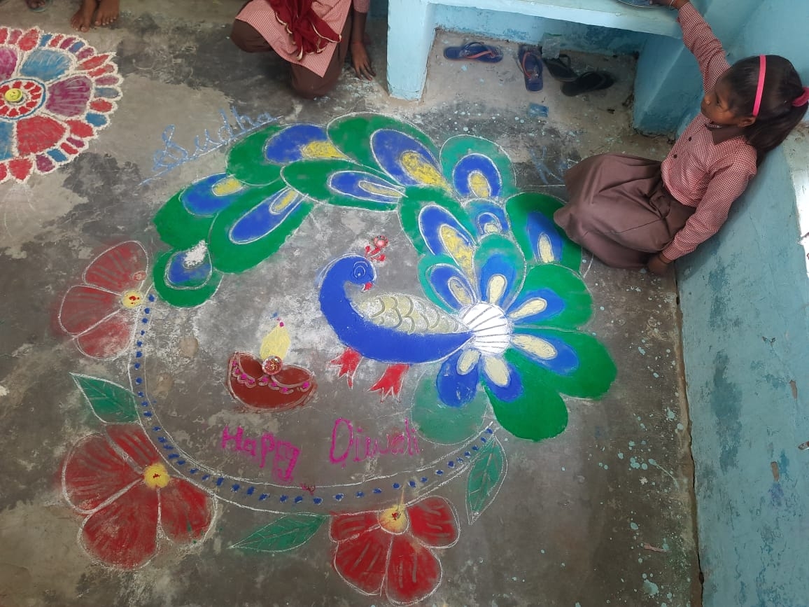 Children made attractive Rangoli, teachers appreciated | लालगंज में ...