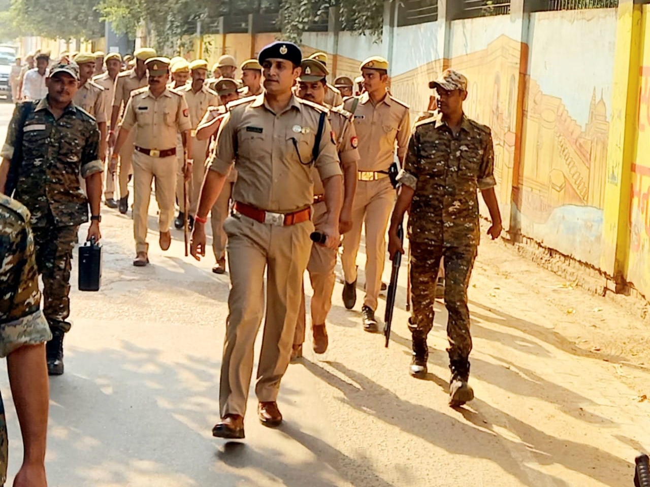 SP came out on the road in Mirzapur, took stock of security | मिर्जापुर में एसपी सड़क पर निकले ...