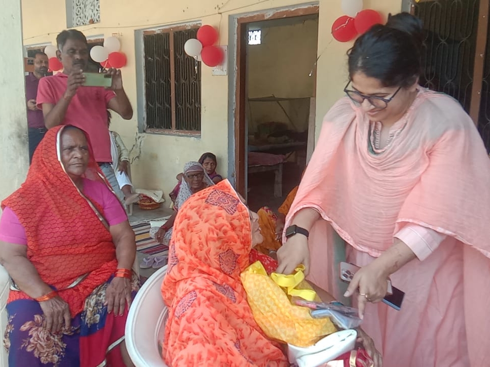 DM celebrated happiness with old people in Basti | बस्ती में डीएम ने ...