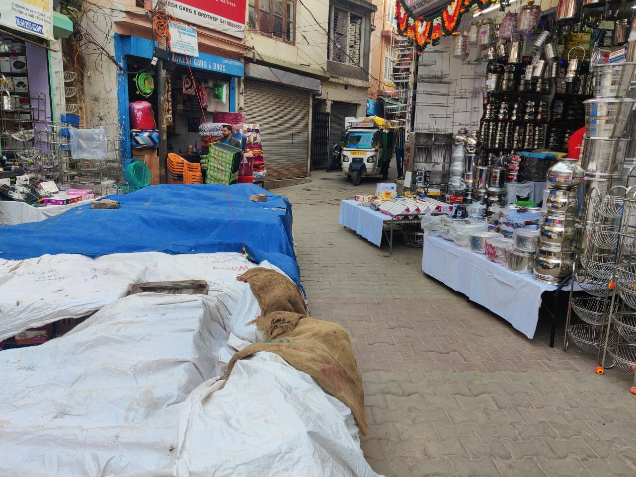 Encroachment of shopkeepers at Nahan Bada Chowk, The rules of the city ...