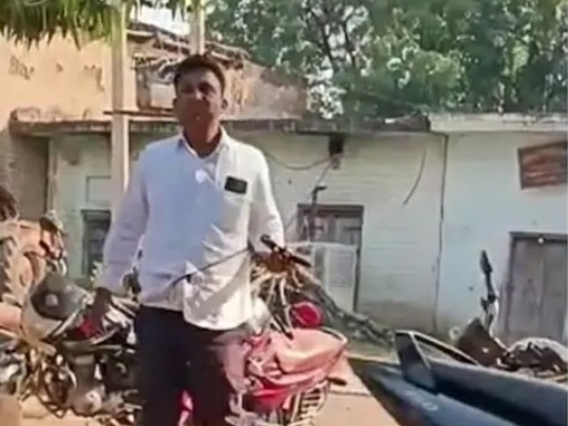In Banda, Pradhan shot a pistol at JE | बांदा में प्रधान ने जेई पर तानी ...