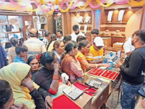 Money-Dhan-Dhan, 3000 two wheelers and 150 cars sold in the market on ...