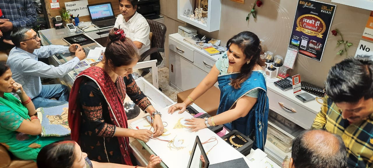 Crowds gathered in the markets of Mathura, people shopped fiercely ...